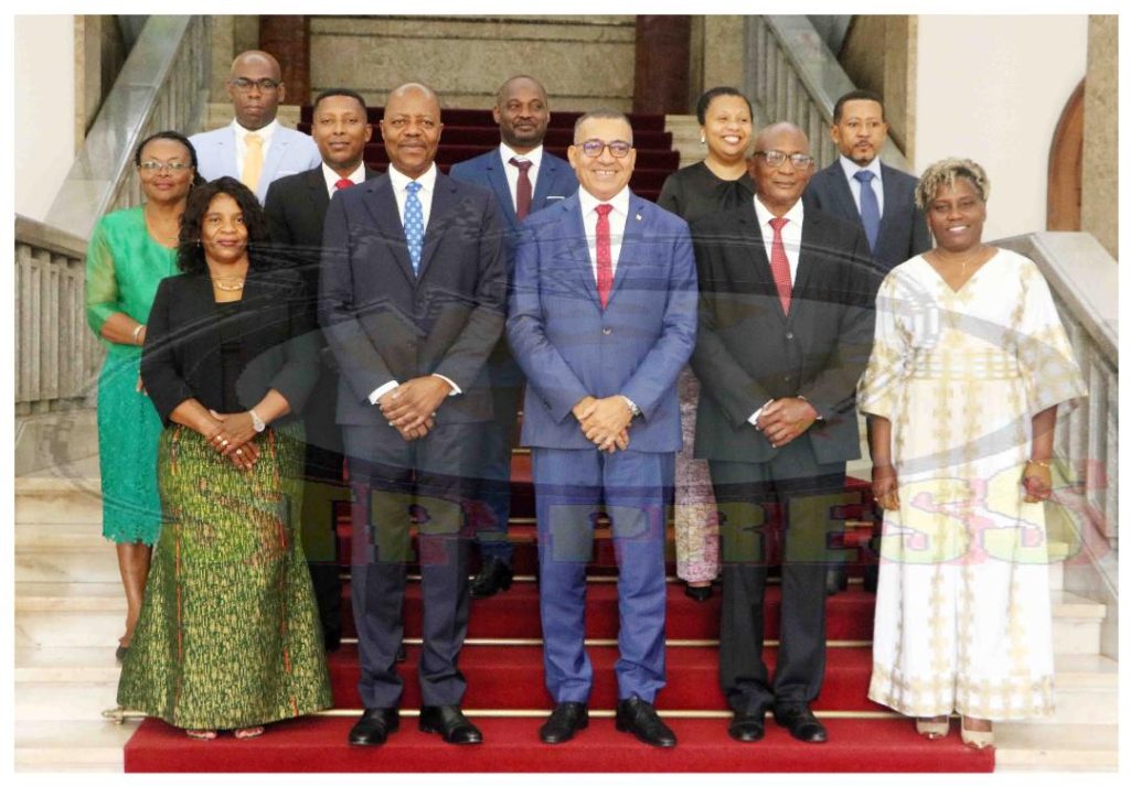 Novo Governo liderado por Américo Ramos empossado diante do Presidente ...