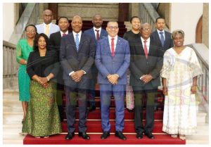 Novo Governo liderado por Américo Ramos empossado diante do Presidente ...